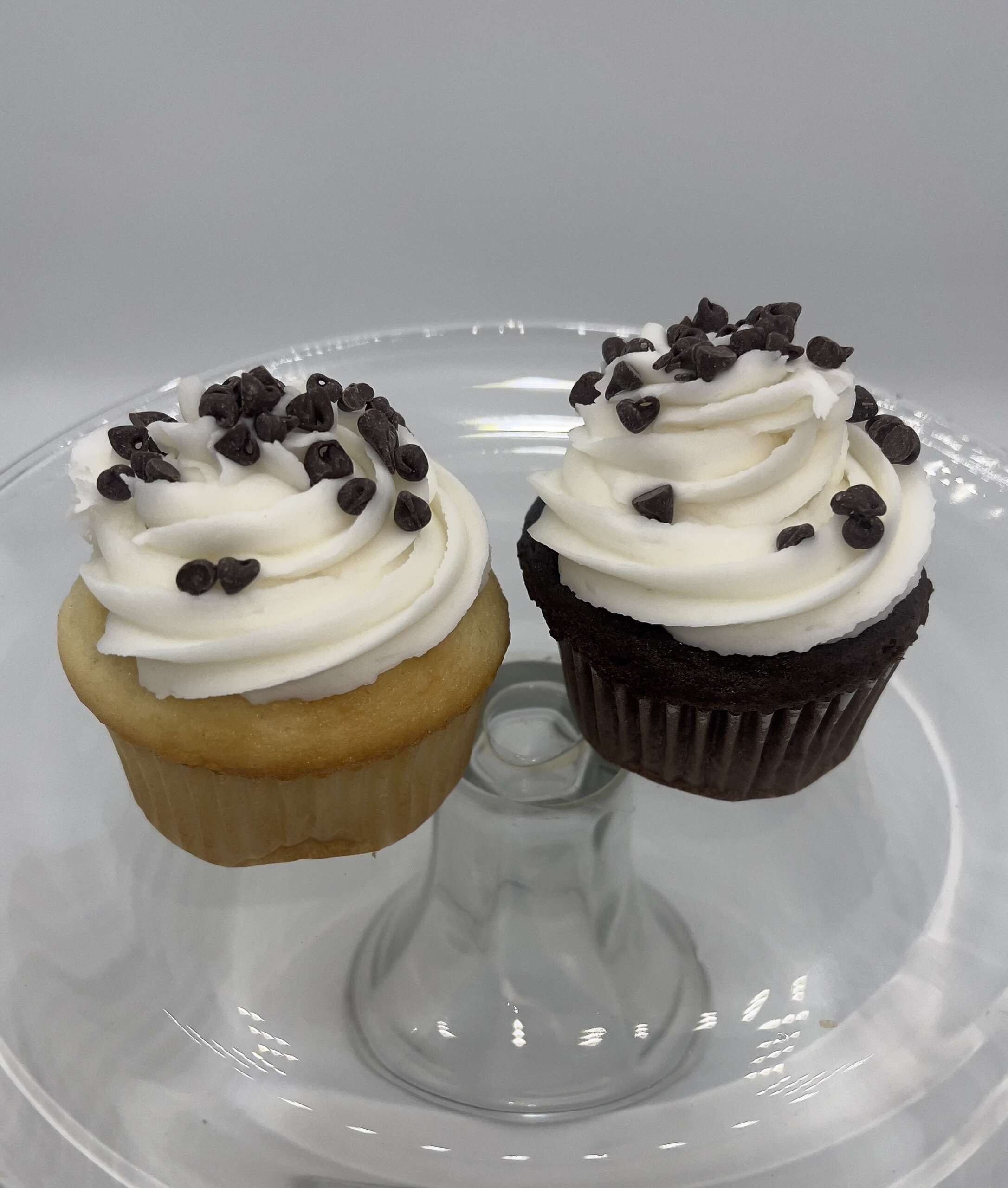 Petonito's Vanilla and Chocolate Cannoli Cupcakes- 6pcs (3 of each ...